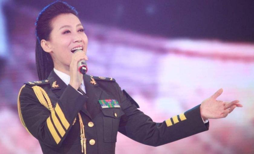 Military singer Tan Jing: Marrying a scientist husband, 37-year-old is ...