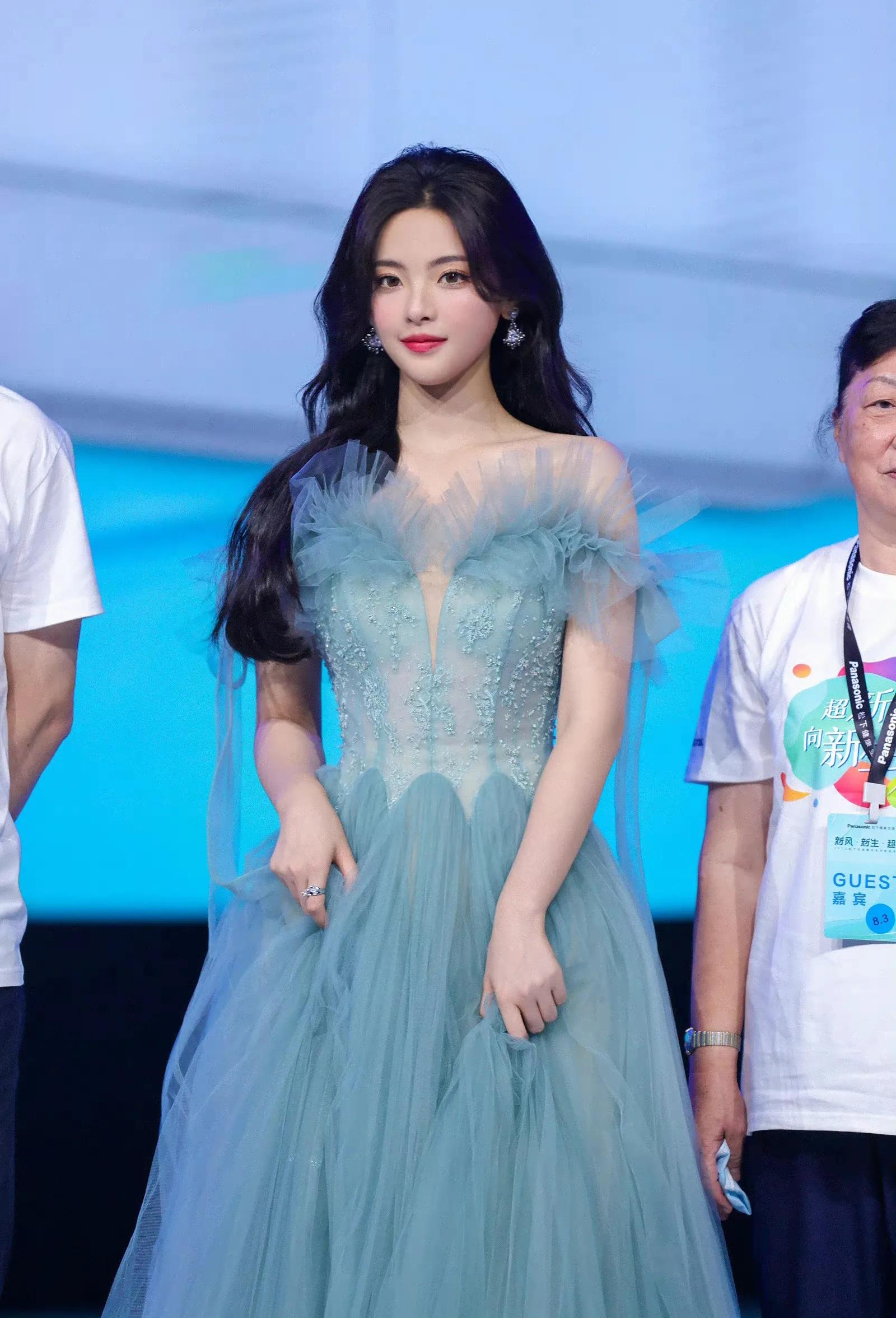 Yang Chaoyue's new endorsement beauty photo blue mesh tube top dress is ...