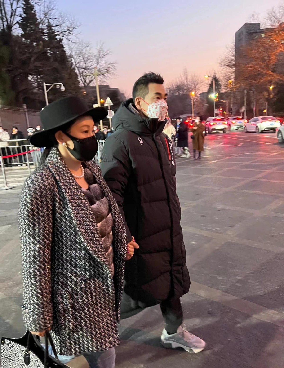 Zhao Wenzhuo took his wife to the Spring Festival Gala!The wife wears a ...