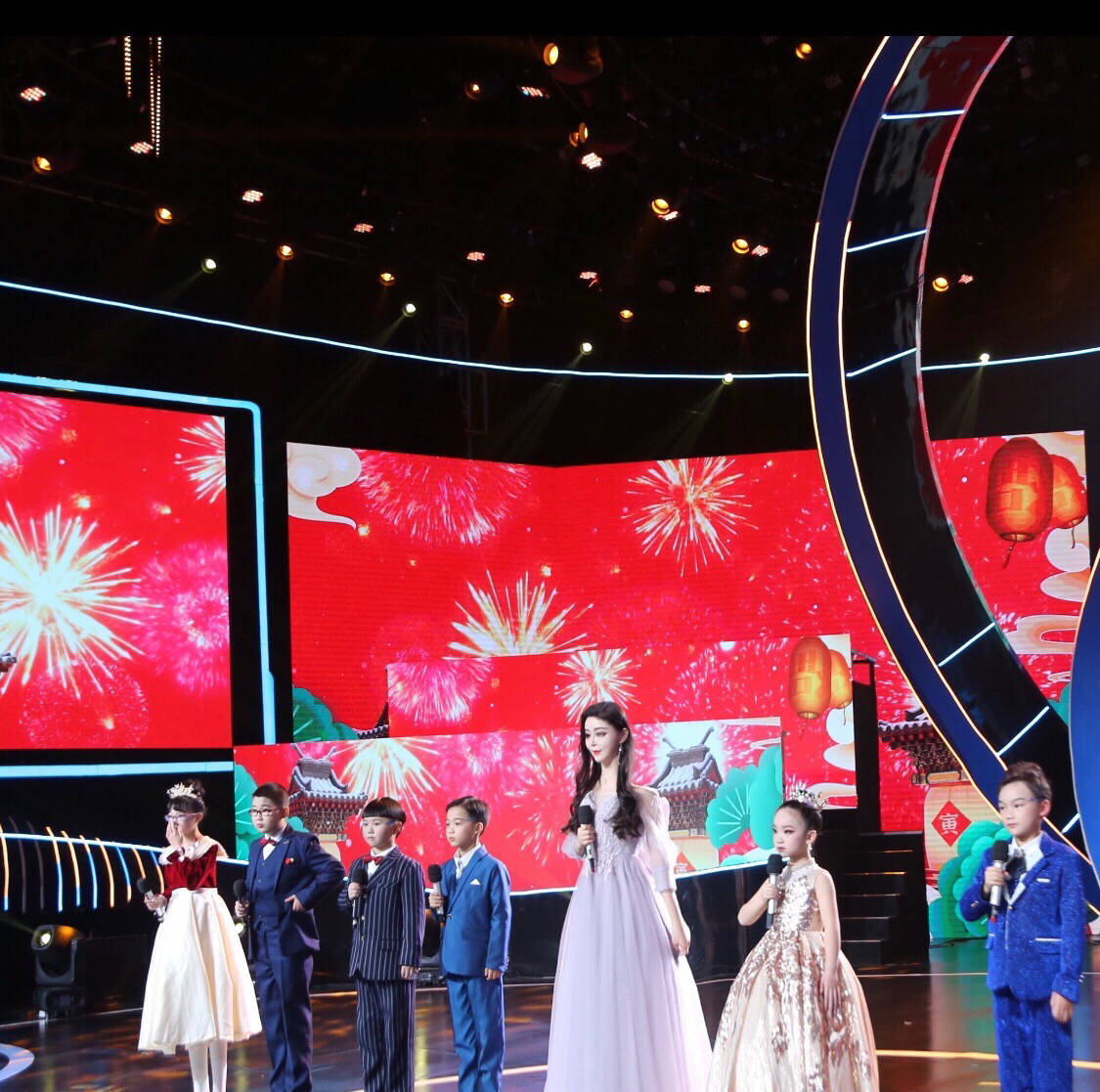 Host Li Xue creates brilliance with love - iNEWS