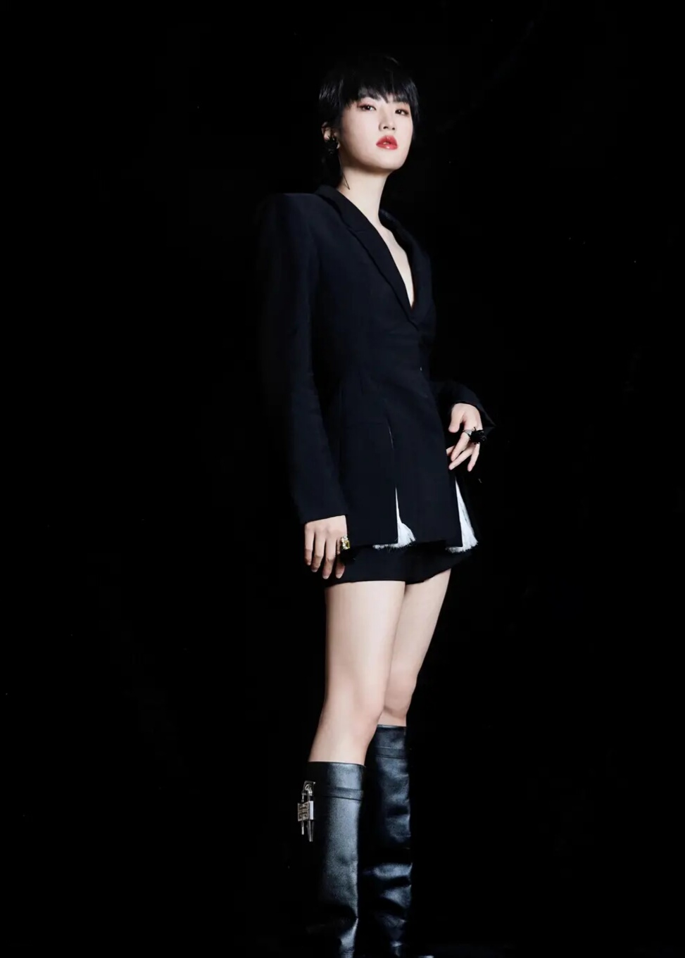 The 24-year-old Huawei little princess Yao Anna made her debut in a TV ...