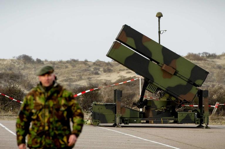 Comparing the US-built NASAMS defense system with the Russian S-400 ...