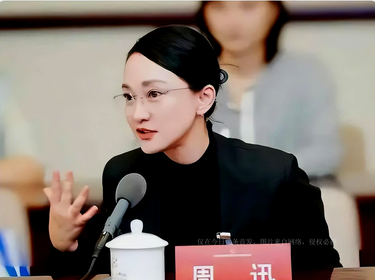 Zhou Xun appeared in formal attire for a meeting in Beijing. His face ...