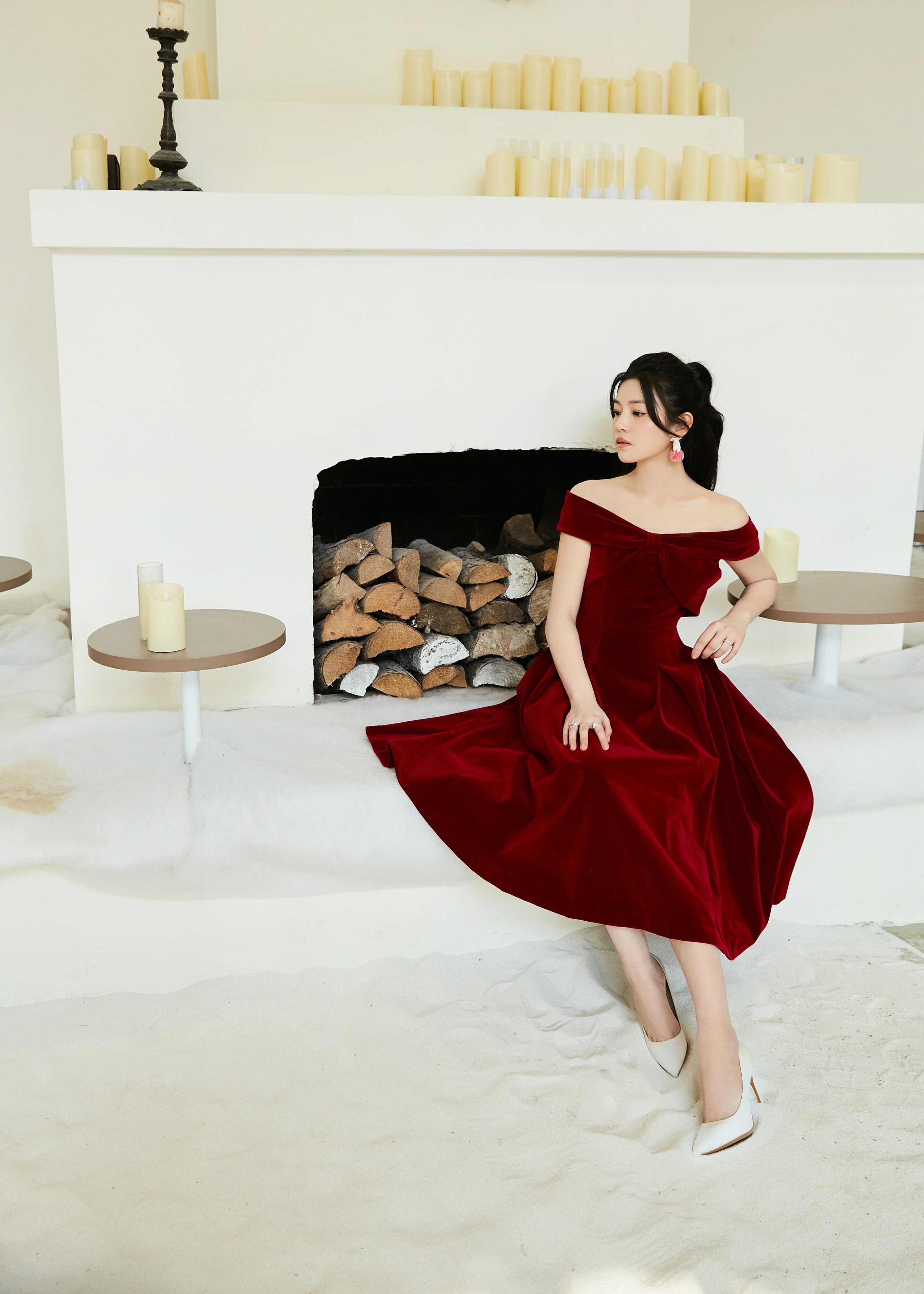Chen Yanxi's red velvet one-shoulder dress with high heels is so ...