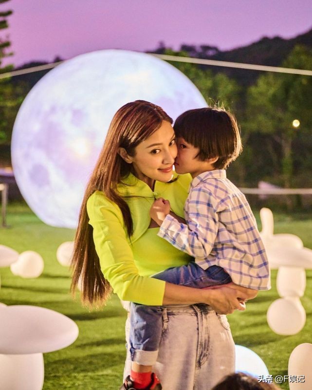 Chen Kailin took her two sons and their parents to go out to play and ...