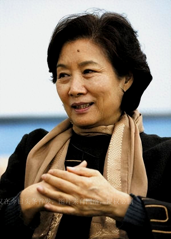 Lu Zhong plays a winner in life. His son is a director, his daughter-in ...