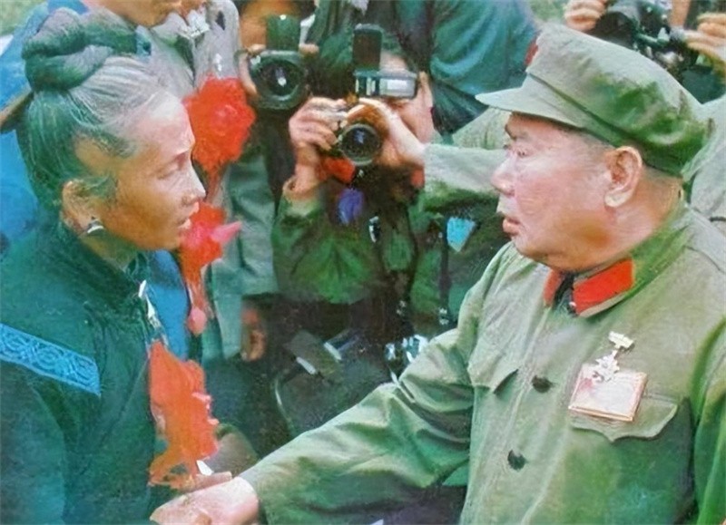 In 1950, Yang Dezhi went home to visit relatives, and his sister was ...