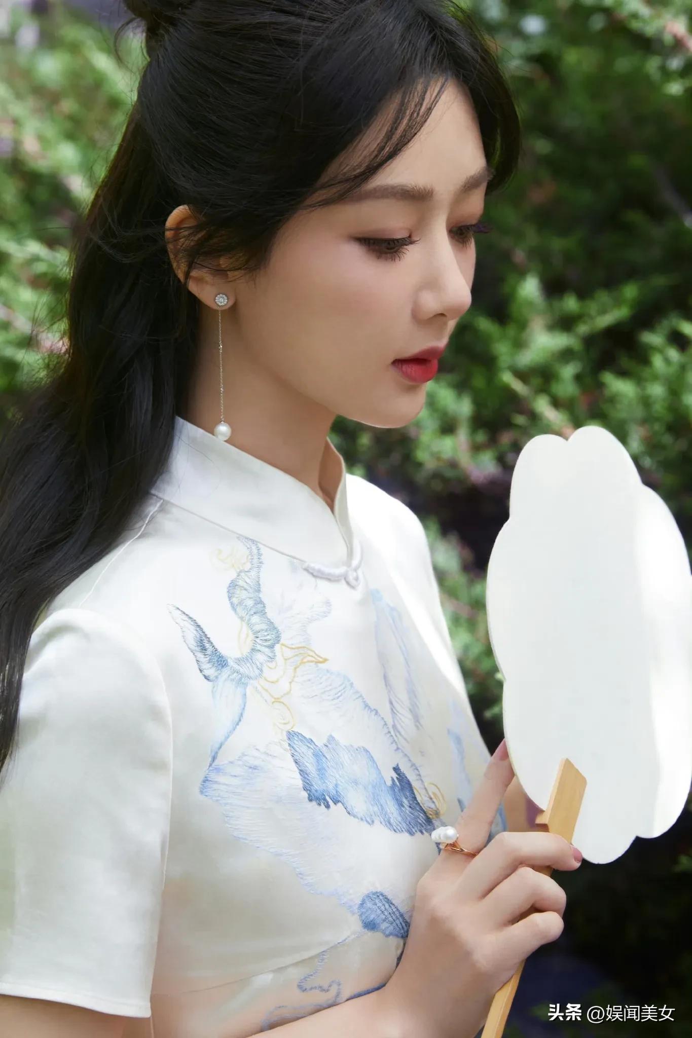 Beautiful~Yang Zimin's cheongsam dress vs. Xu Jiaqi's backless denim ...