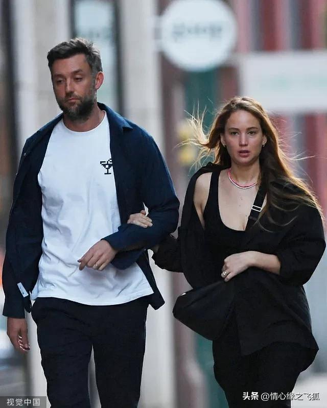 "Big Cousin" Jennifer Lawrence and her husband go out for a walk arm in ...