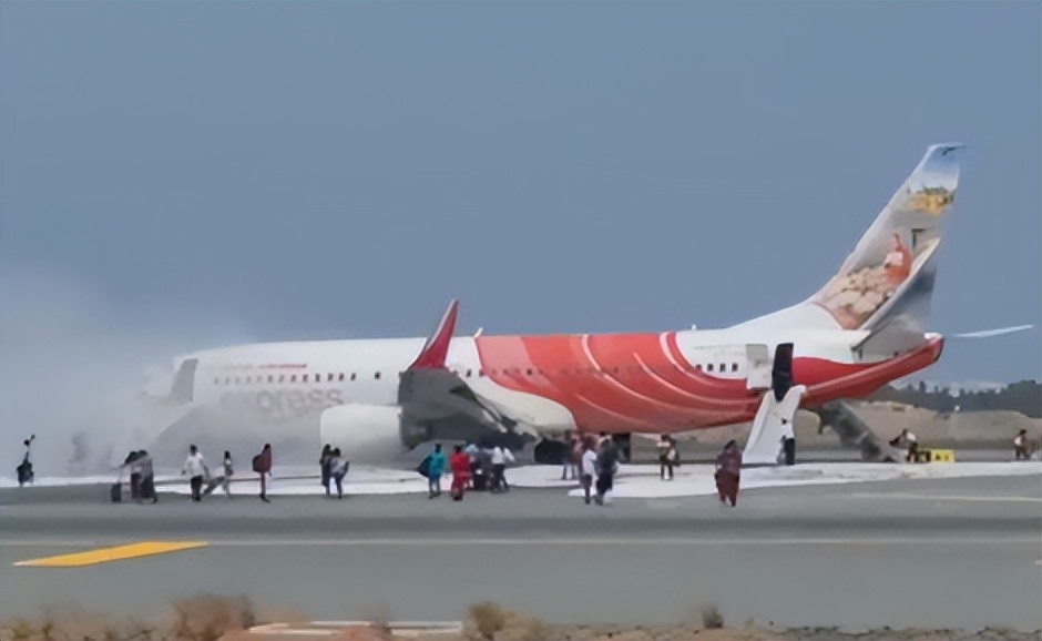 Boeing 737 carrying 147 people crashed, engine burst into flames, smoke ...