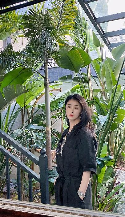 40-year-old Jiang Xin posted travel photos, her figure was so thin that ...