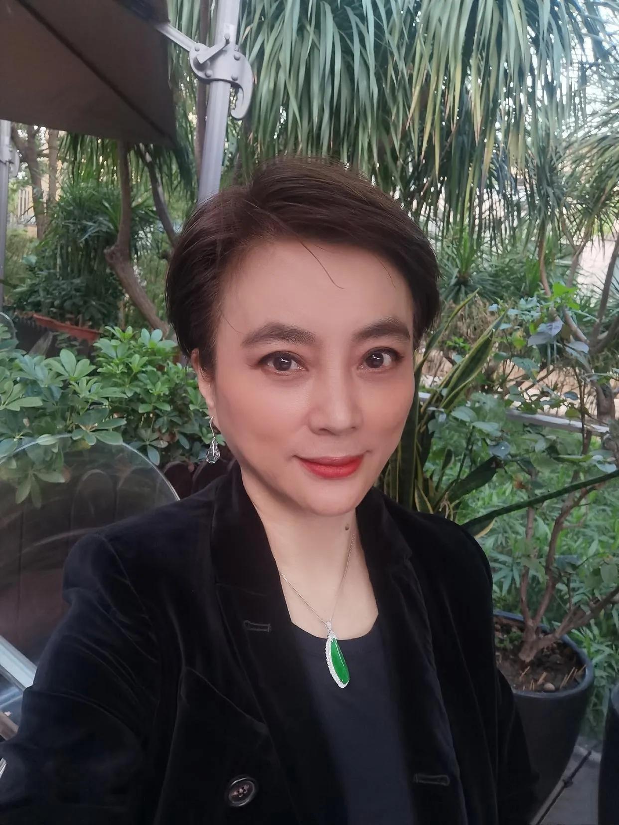 Li Lingyu and her son took pictures on the street, 190 is not inferior to male models, it is a ...