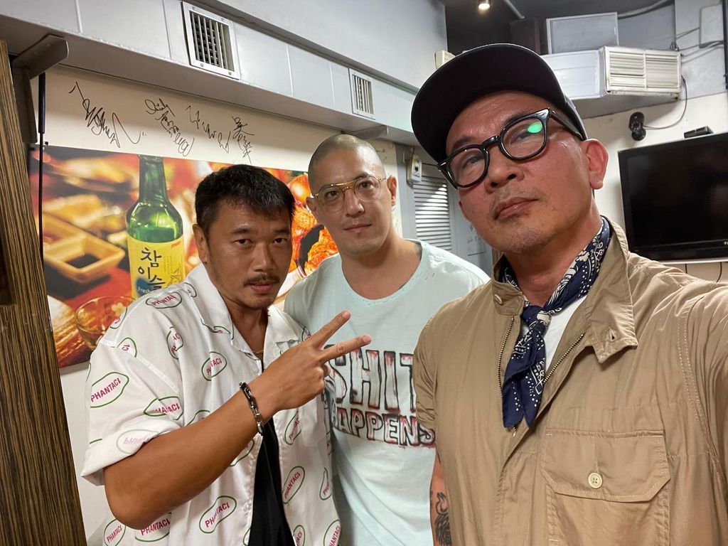 Gu Junye and Jiang Youbai have a rare group photo. Jiang Youbai's bald ...