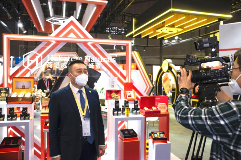 Holtaway goes to China Expo again, sweet family guardian - iNEWS