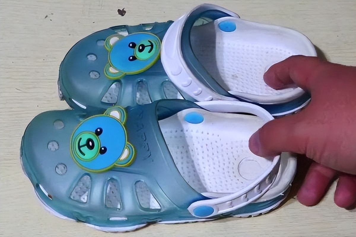 Stick an old slipper on the door. Many people don't know what it is ...