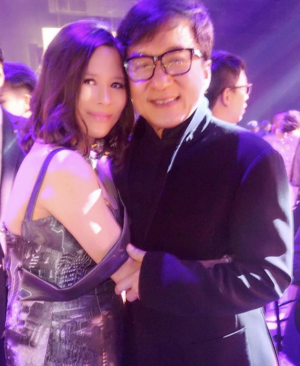 He Chaoqiong's best friend Rong Wenwei rarely shows her face, her body ...