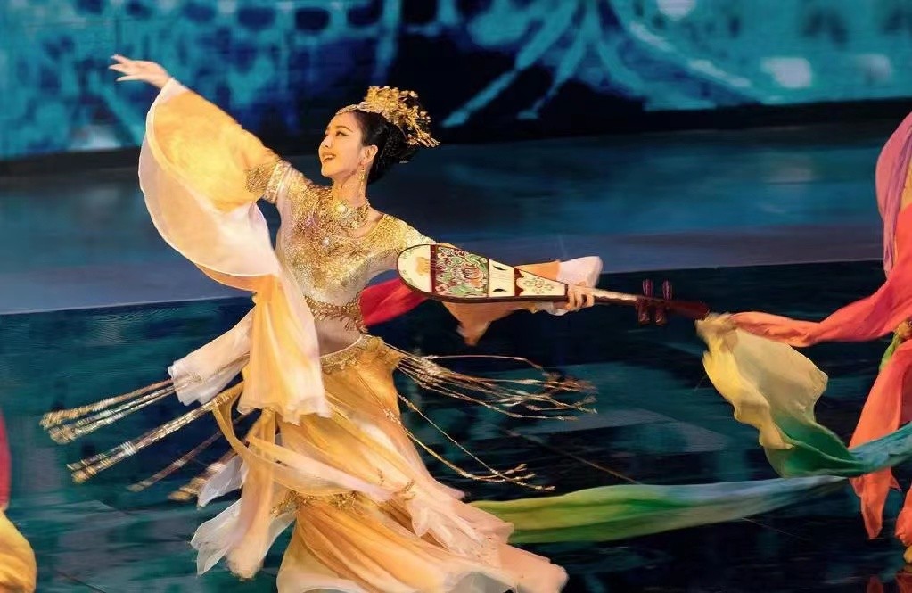 What kind of ultimate experience can the flying feathers and gorgeous ...