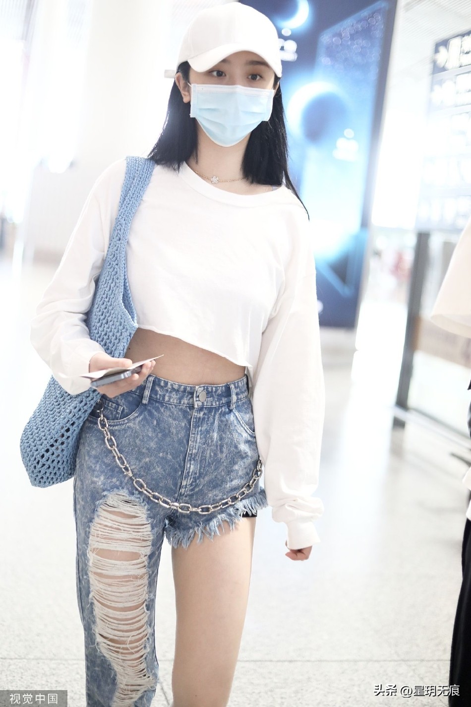 Zhao Xiaotang's trendy dress appeared at the airport, wearing a navel ...