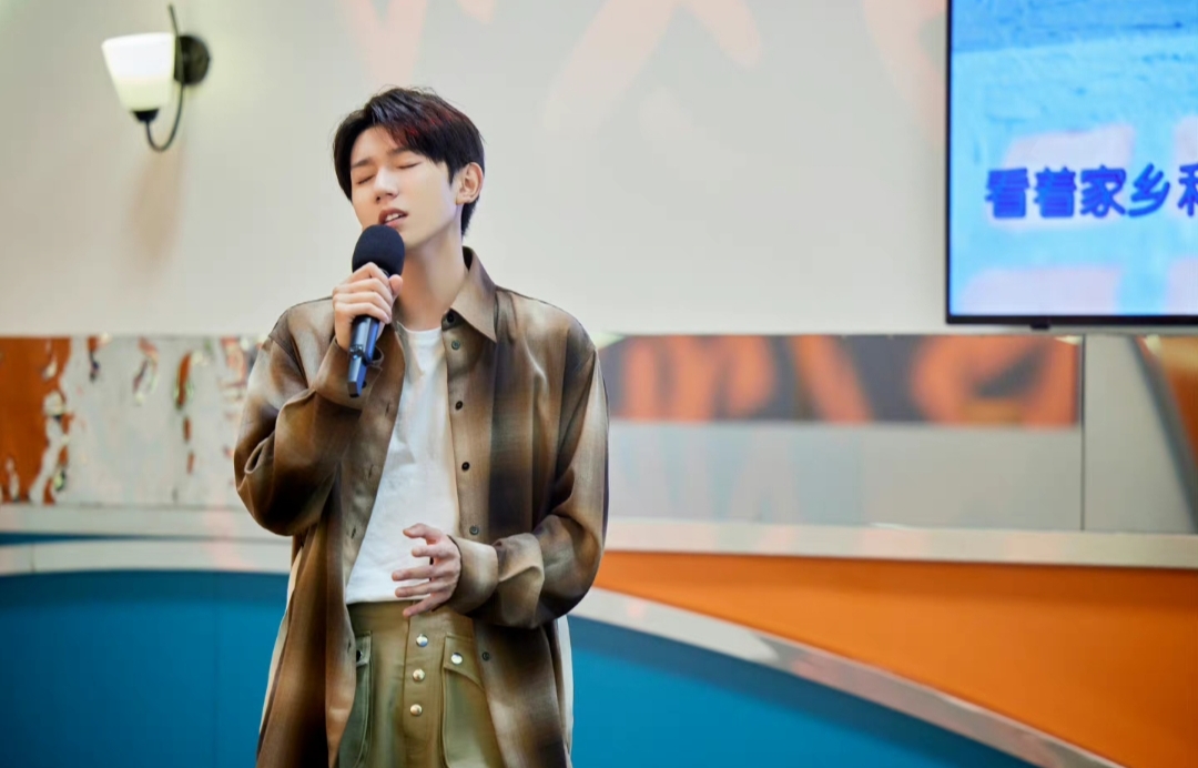 Wang Yuan sang "Pride" again in the show, and emotionally introduced ...