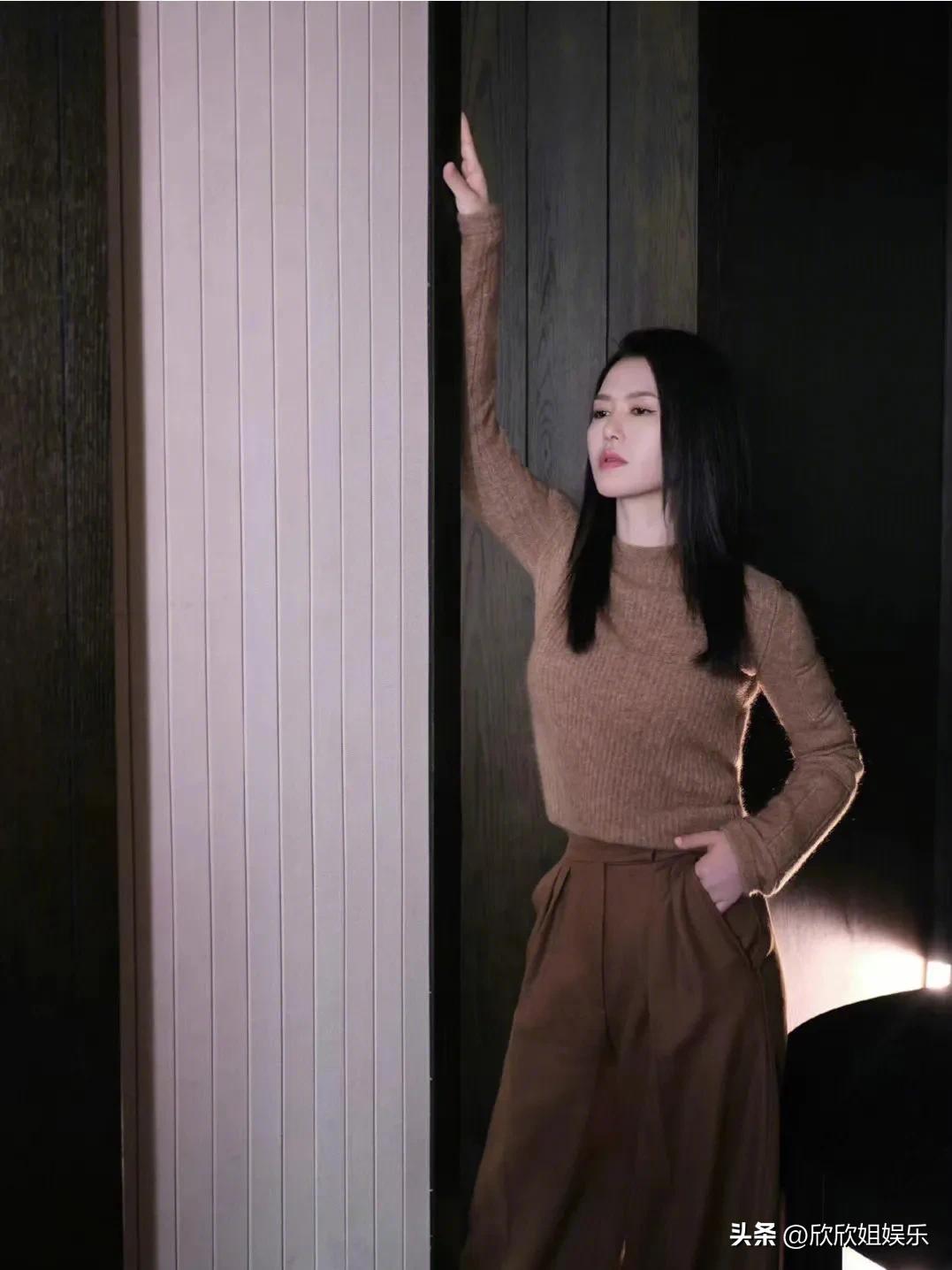 Female star Tan Weiwei - iNEWS