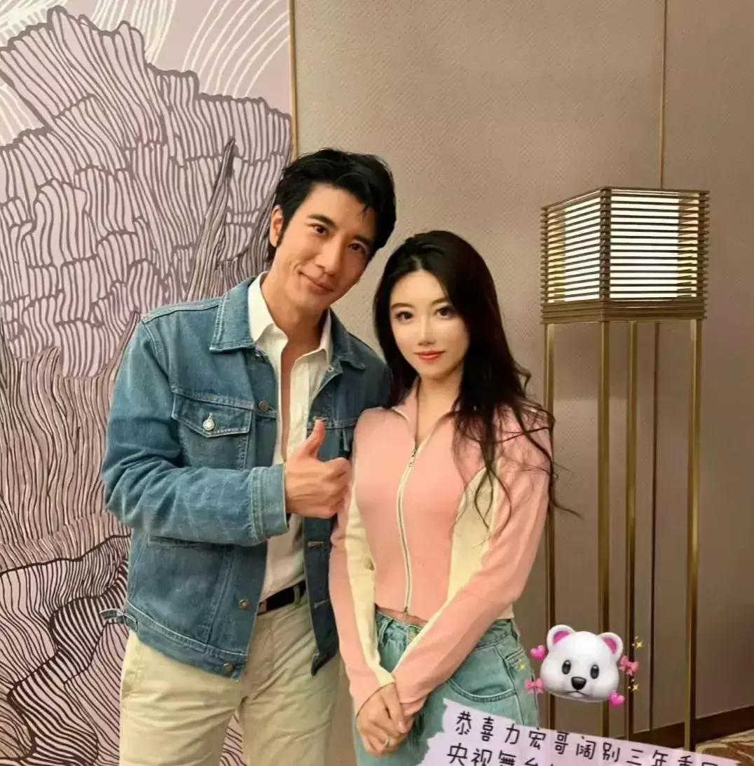 Huang Xiaoming and Ye Ke appeared at the Bay Area Gala, introducing Jackie Chan and Wang Leehom ...