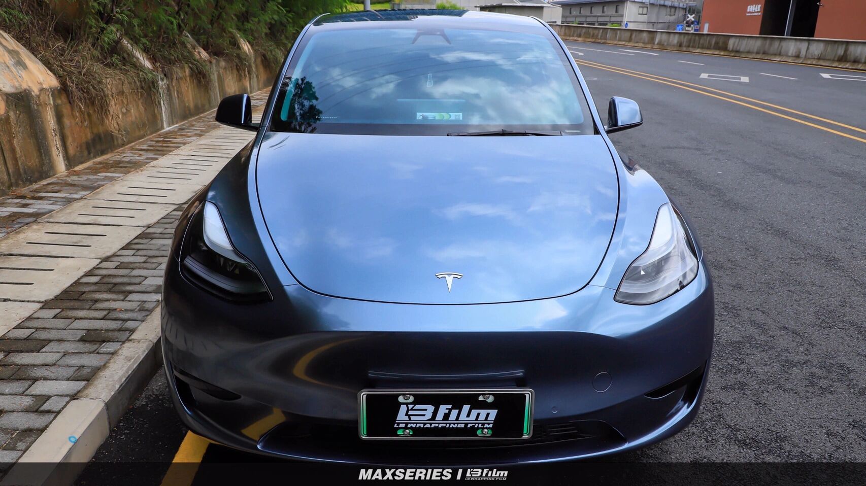 Tesla LB color change film original paint Byron Bay blue, deep sea-like ...