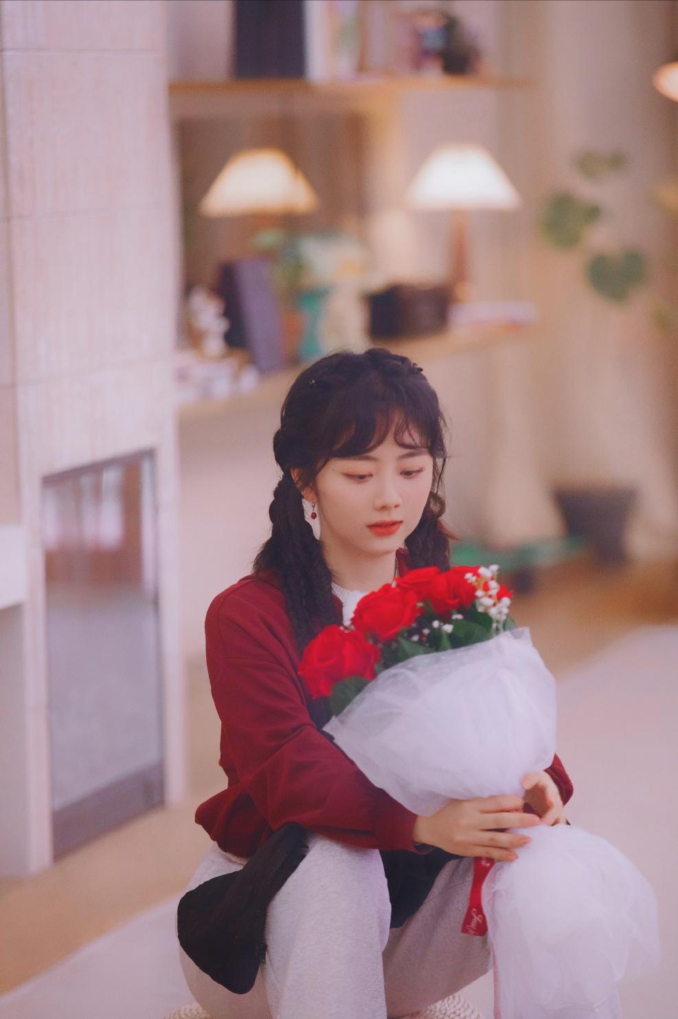 Song Yun holding flowers, 520 is coming - iMedia