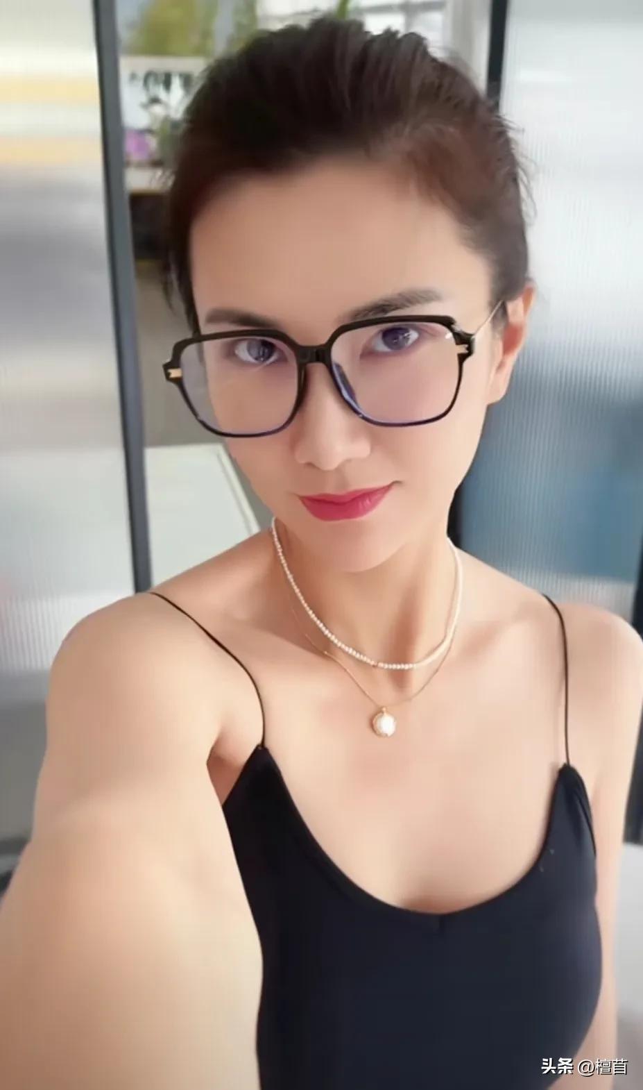 Ten years after "Under Zhengyangmen", "Su Meng" lives a good life with live broadcast, and her ...