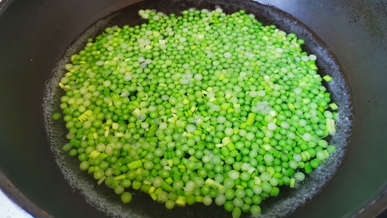 In autumn, cabbage and leeks stand aside and use it to make dumplings ...