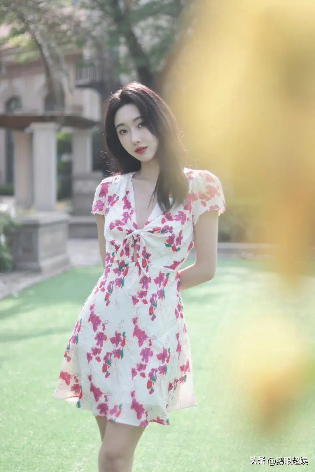 Xuan Lu's outdoor flowers and white dress take photos with her ...