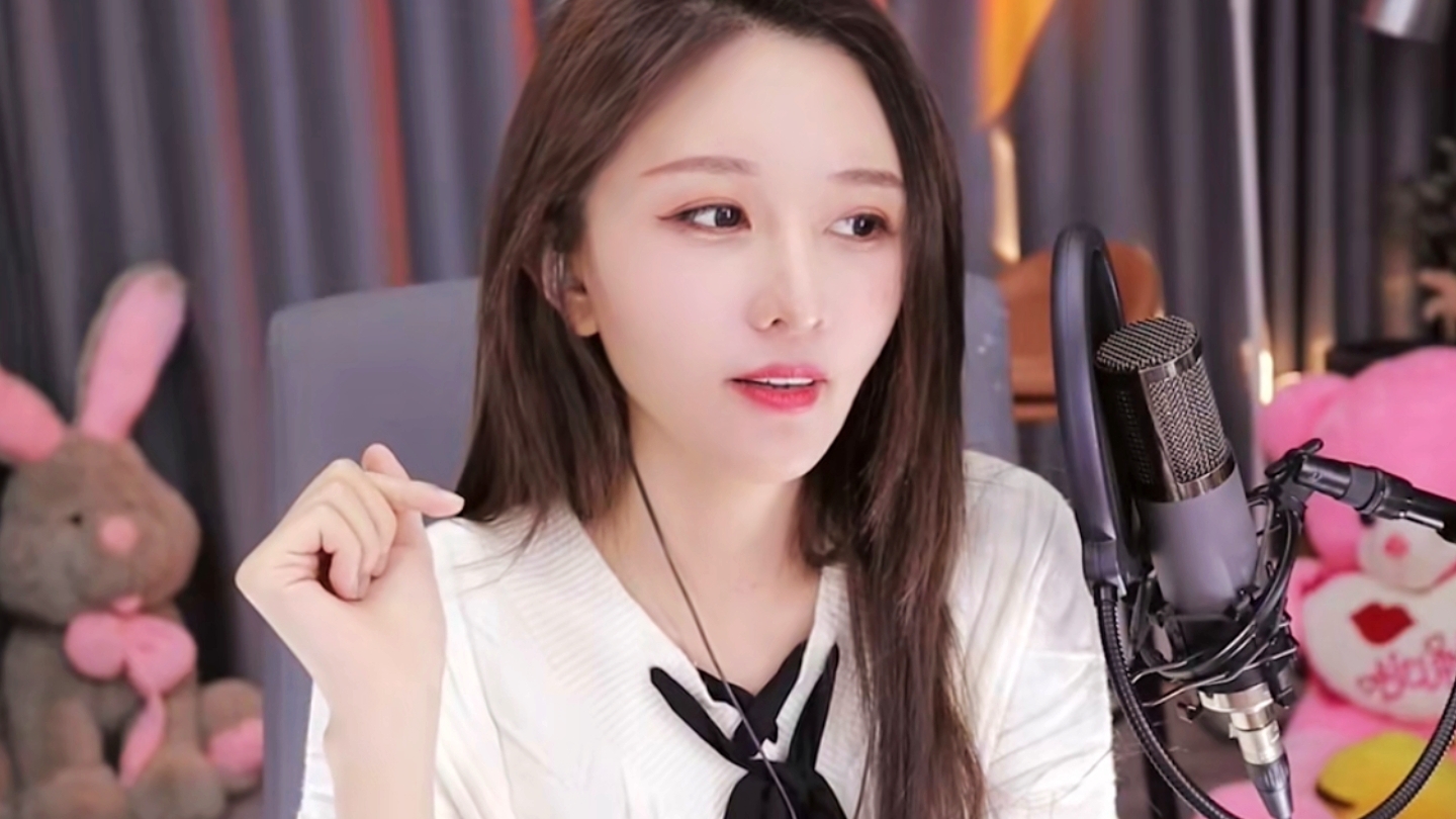 In the photo of Lin Qiqi 4 years ago, the double ponytail looks like a ...