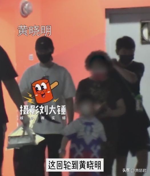 Huang Xiaoming took the baby out and was photographed, bowed his head ...