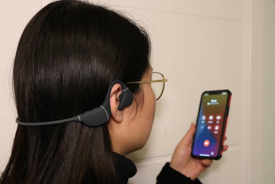 What harm does wearing headphones often cause us?Doing so will reduce ...