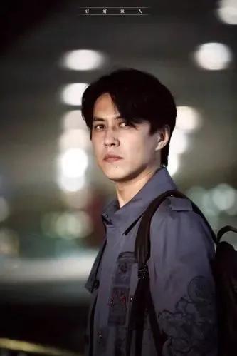 Jin Dong plays the role of Lu Feng in "Infernal Affairs", showing an ...