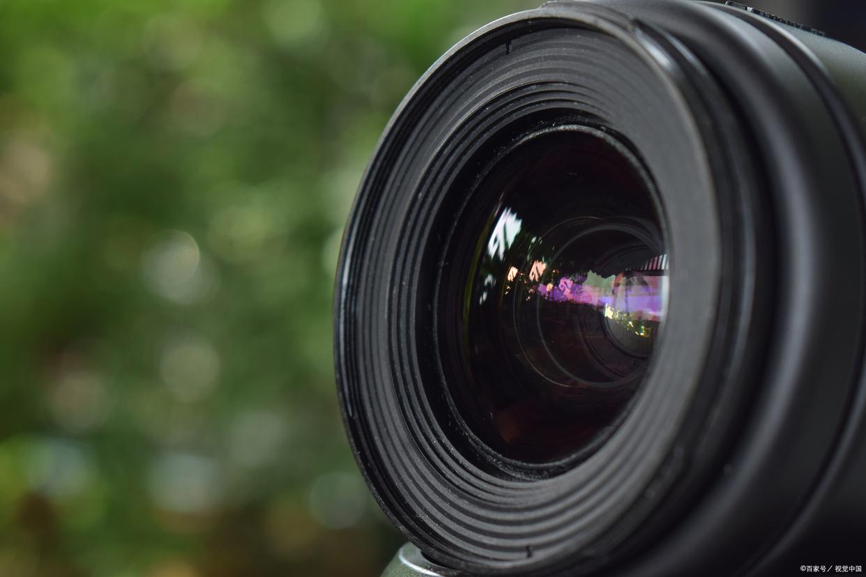 Should a beginner choose a standard zoom lens, a large zoom lens or a ...