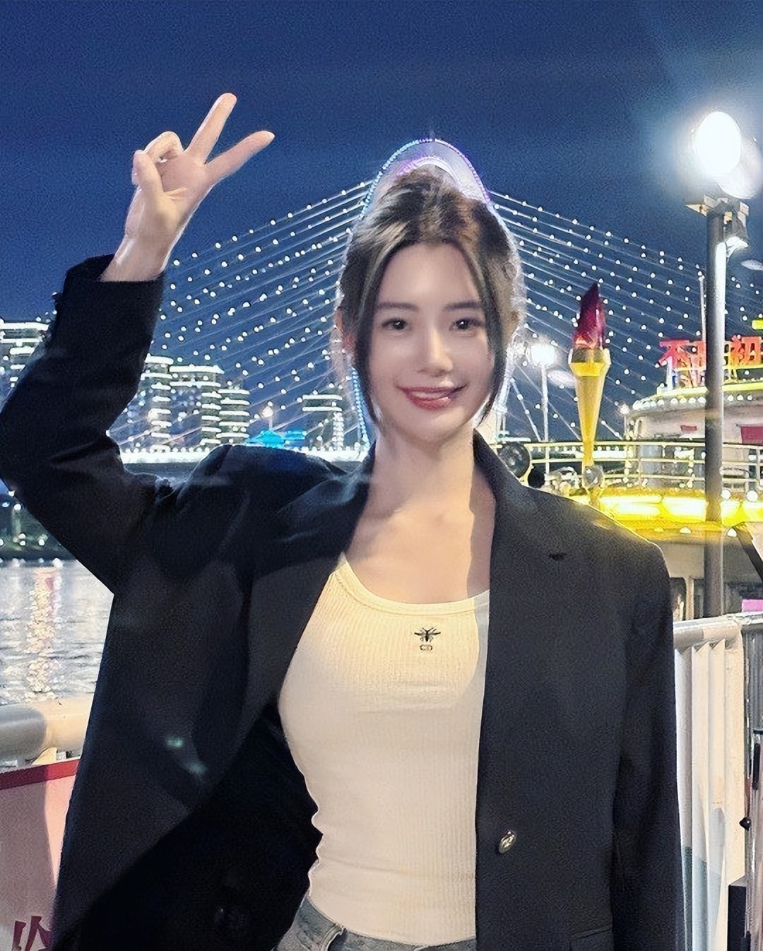 Clara, the most beautiful woman in Asia, smiles very sweetly in recent ...