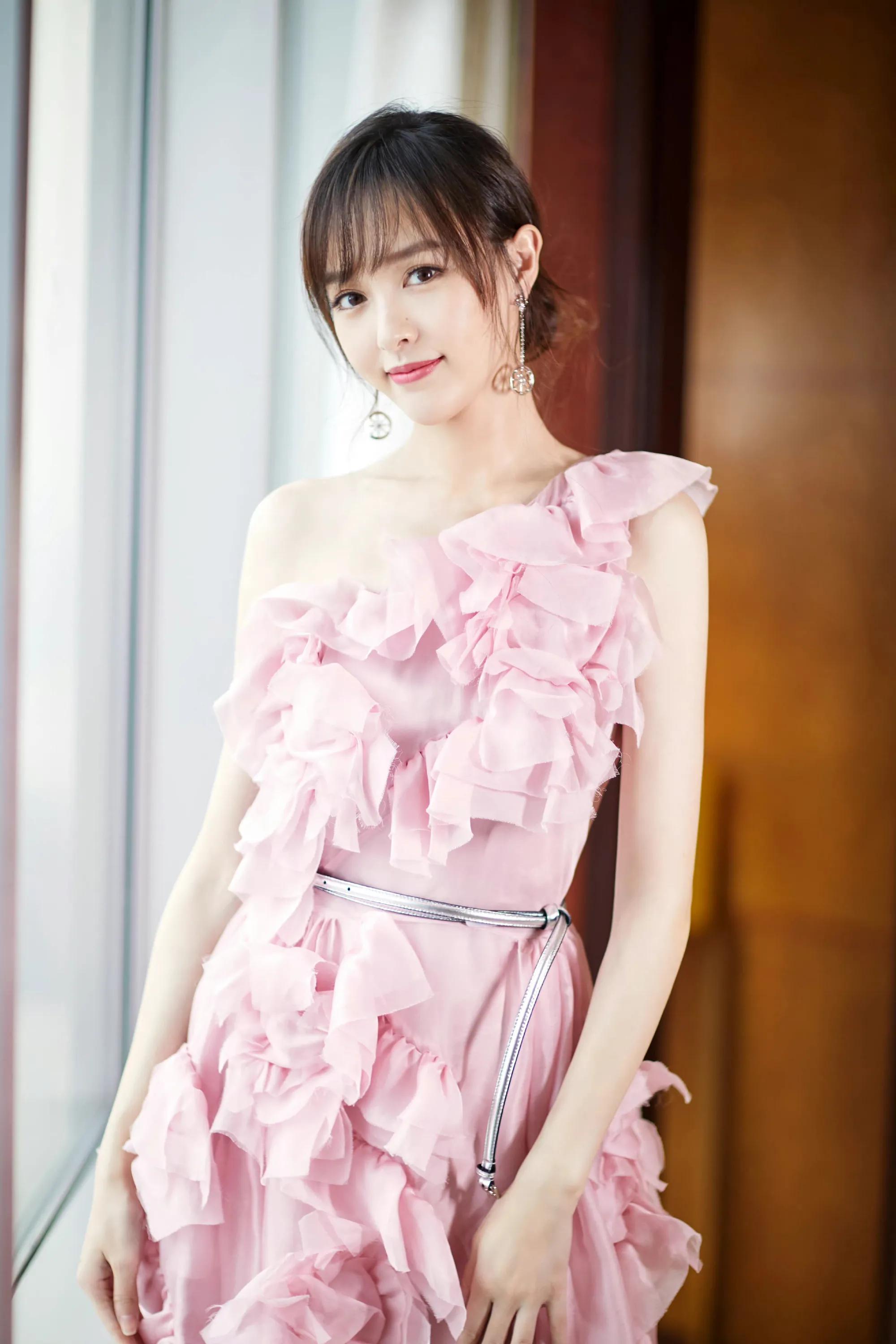 Beautiful pictures of Tang Yan - iNEWS