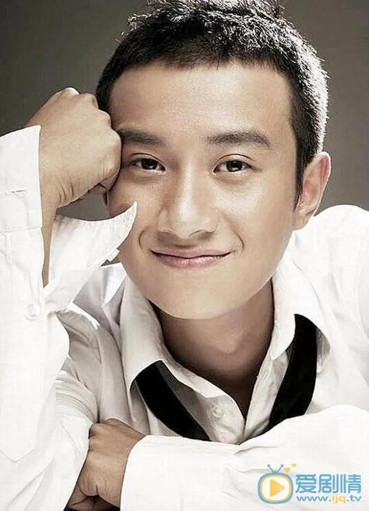 A gentleman in front of a man and a crazy actor in the back - iNEWS