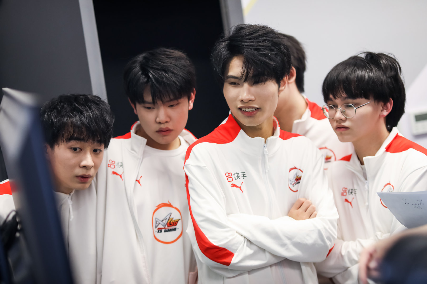 Xiao A left the stage with Xiao Jiu in his arms, and KSG shot Fu to ...