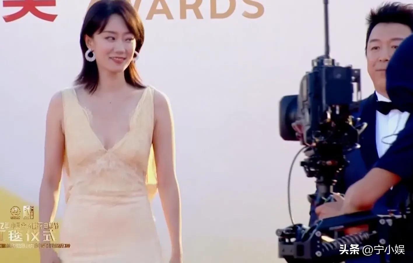 The red carpet of the Golden Rooster Awards is embarrassing: Guan Xiaotong is awkward, Michelle ...