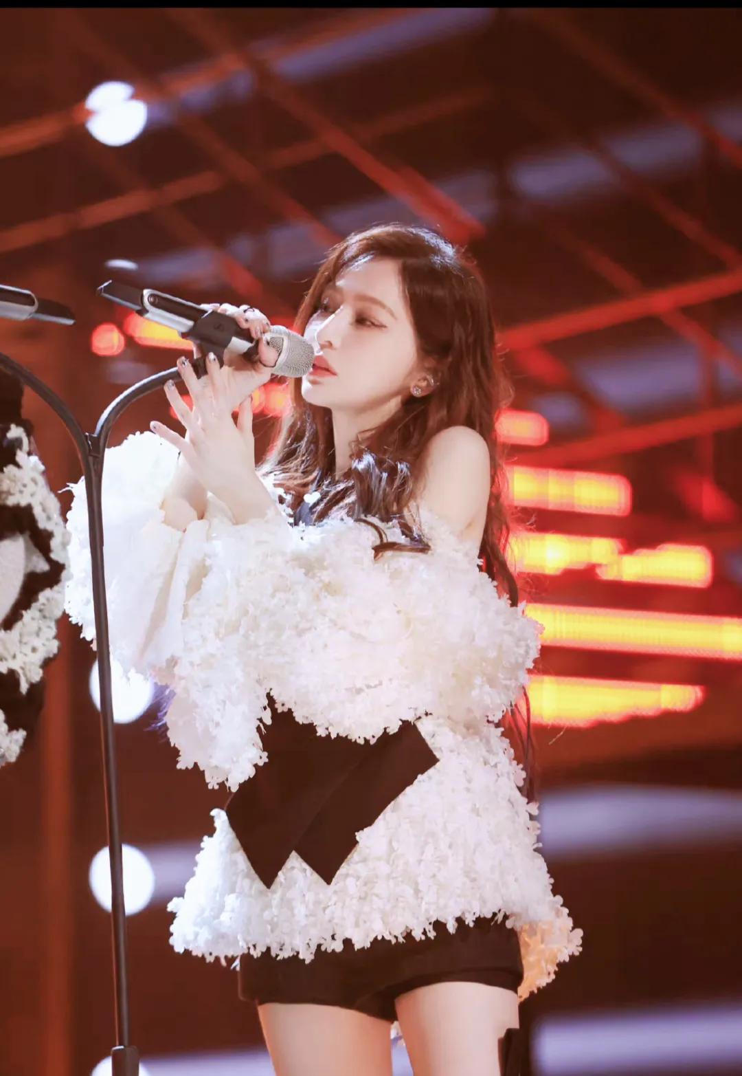 The beauty Wang Xinling is born to be an elf on the stage, she shines ...