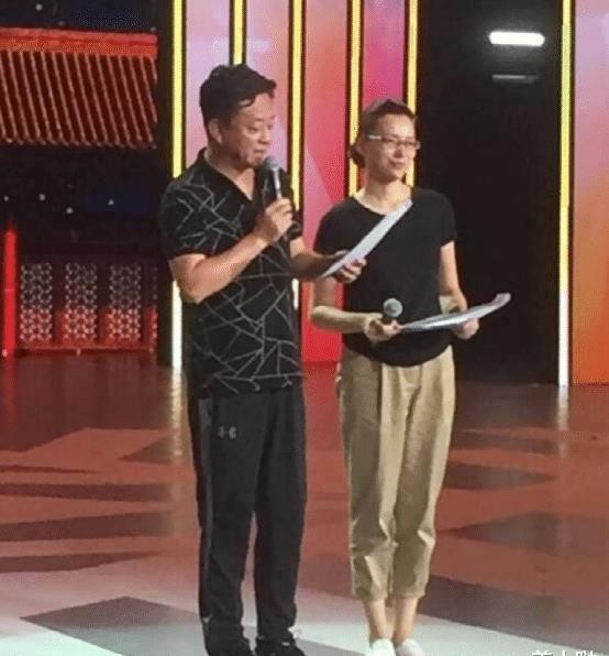 Dong Qing was photographed while eating in the cafeteria. Without ...