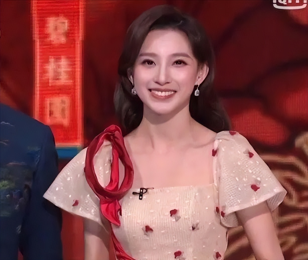 Ma Fanshu, a beautiful host of CCTV, played in the World Cup ...