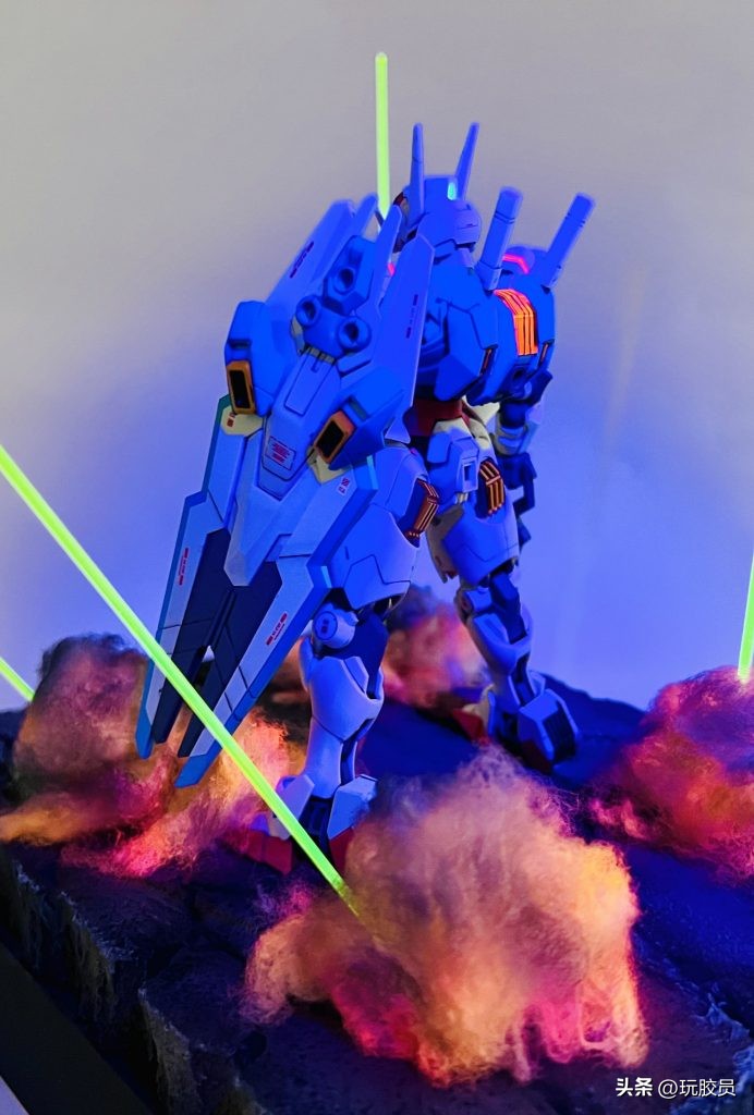 HG Fengling Gundam fluorescent scene - iNEWS