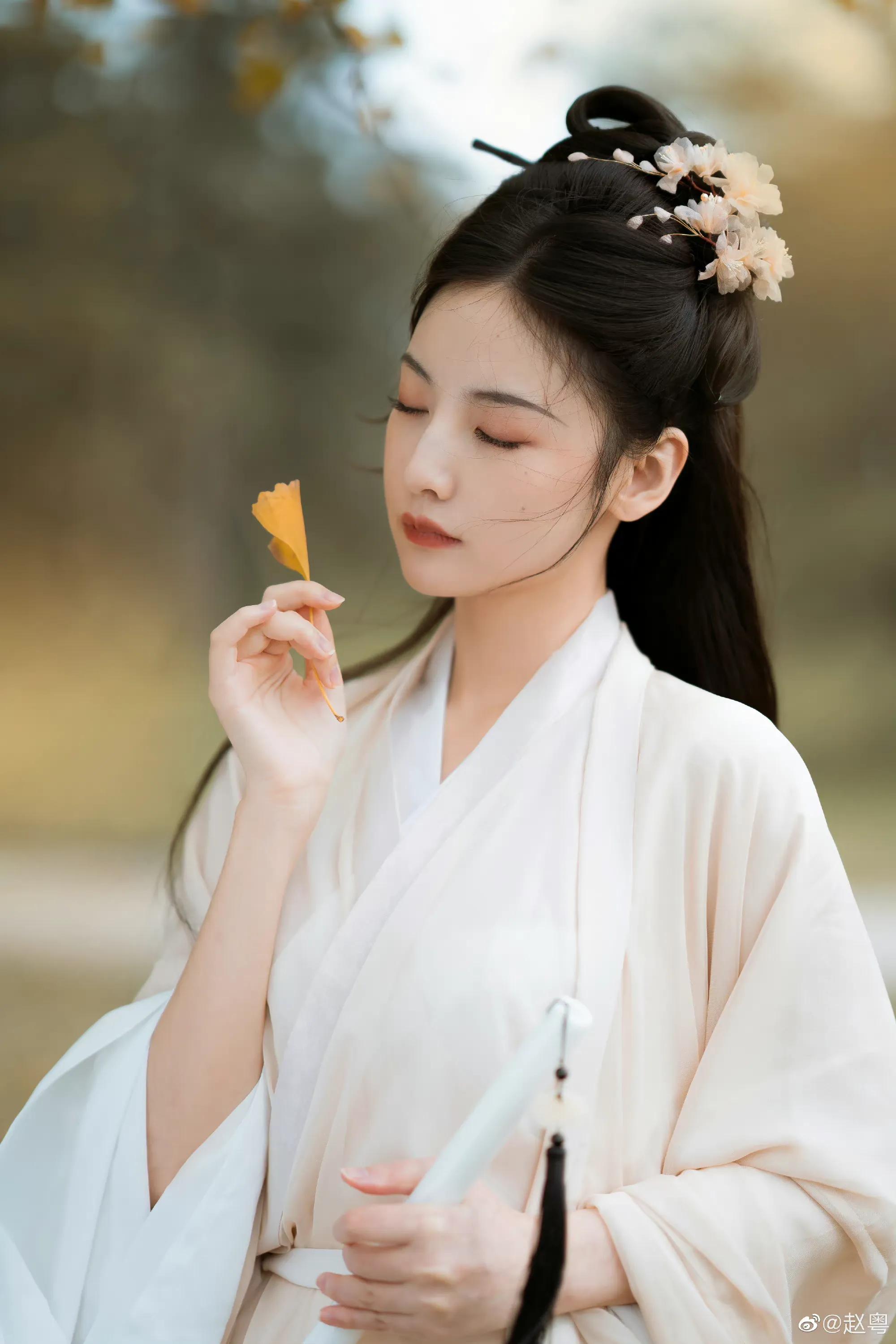 Zhao Yue's ancient style photo under the ginkgo tree, fairy-like ...