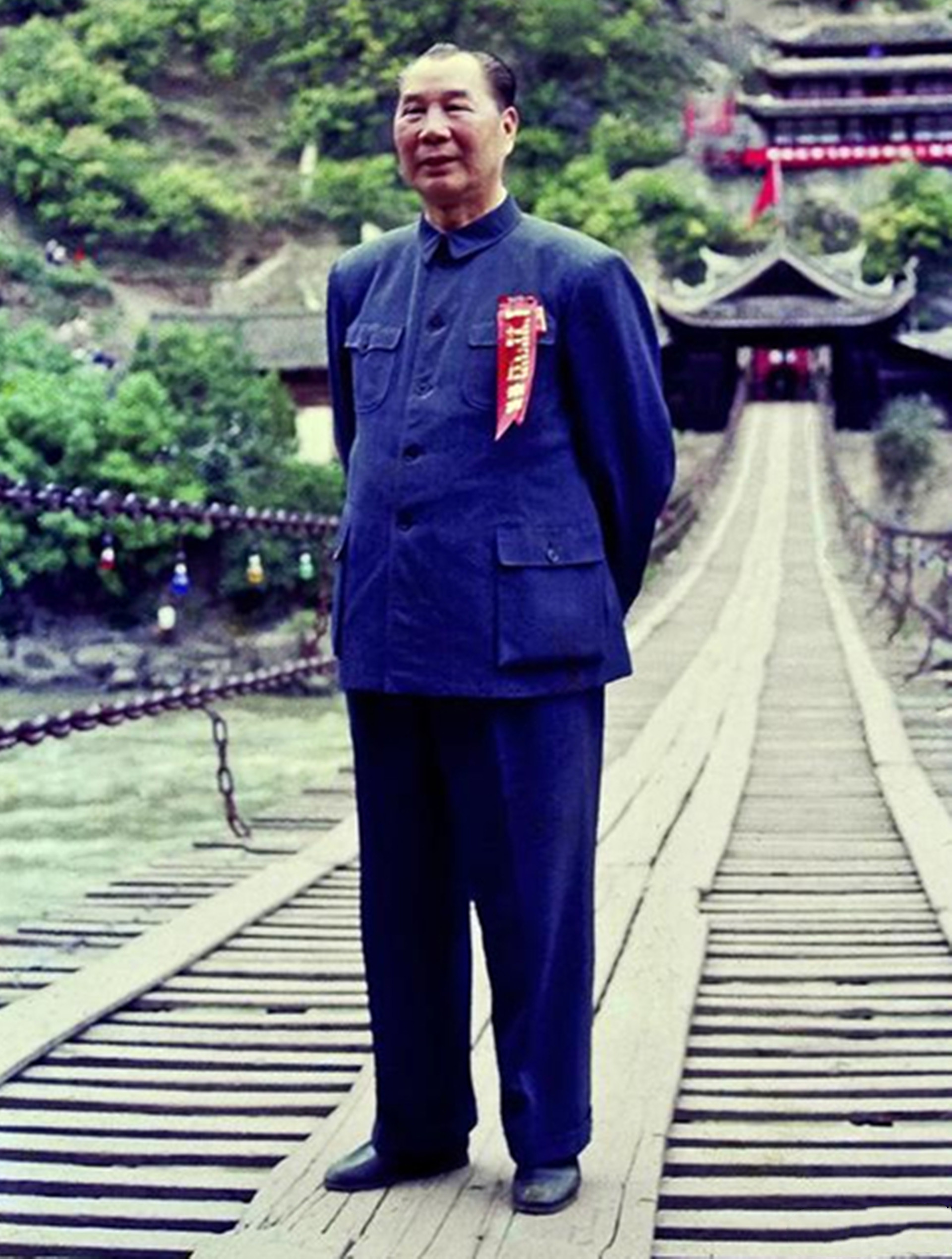 At the age of 72, General Yang Chengwu returned to Luding Bridge with ...