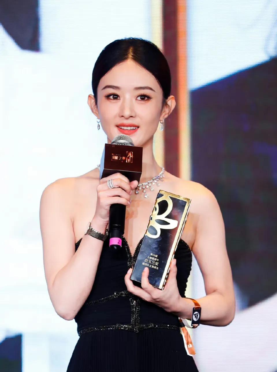 Zhao Liying and Yin Tao Magnolia received the award in the same frame ...
