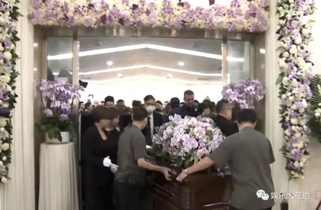 Coco Lee's body was cremated, and the eldest and second sisters cried ...