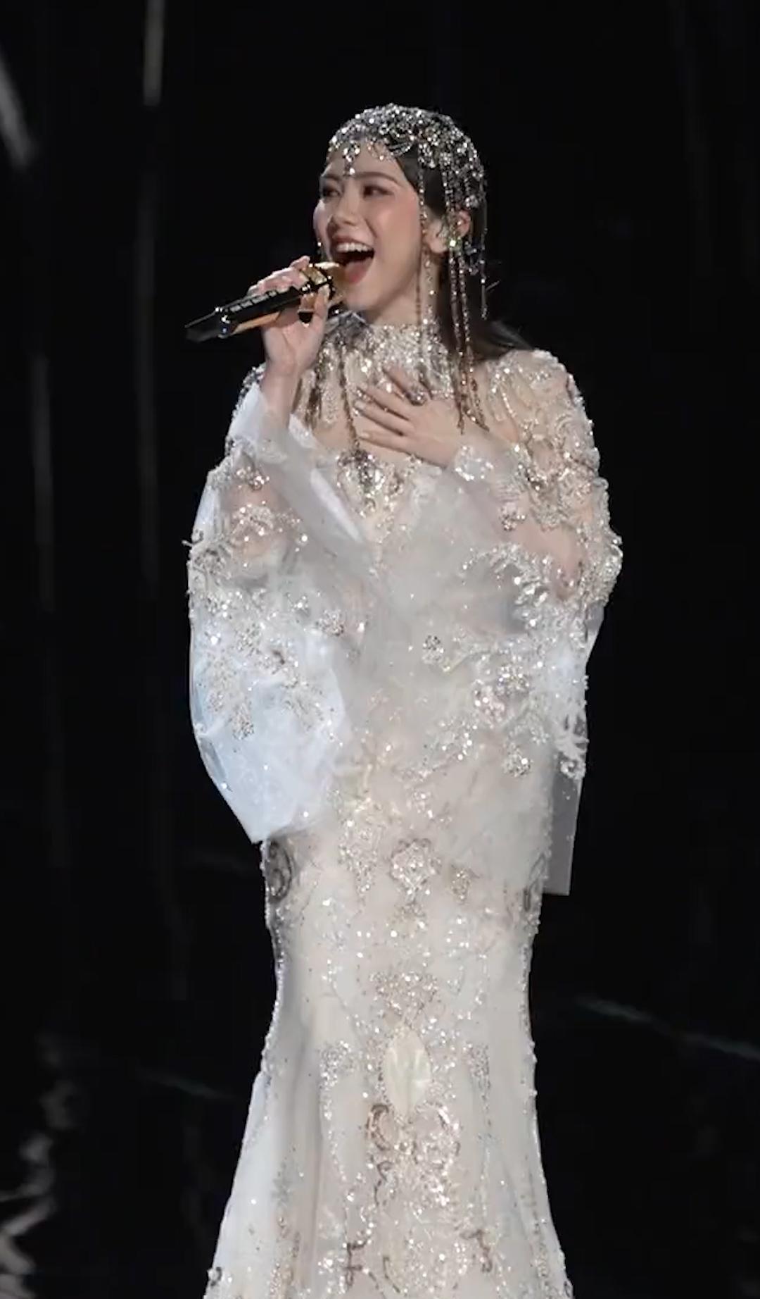 Amazing! Deng Ziqi looked stunning at the New Year's Eve party, wearing ...