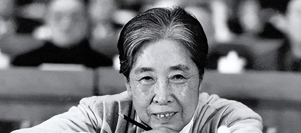 At Wang Guangmei's memorial service, two strangers came - iMedia